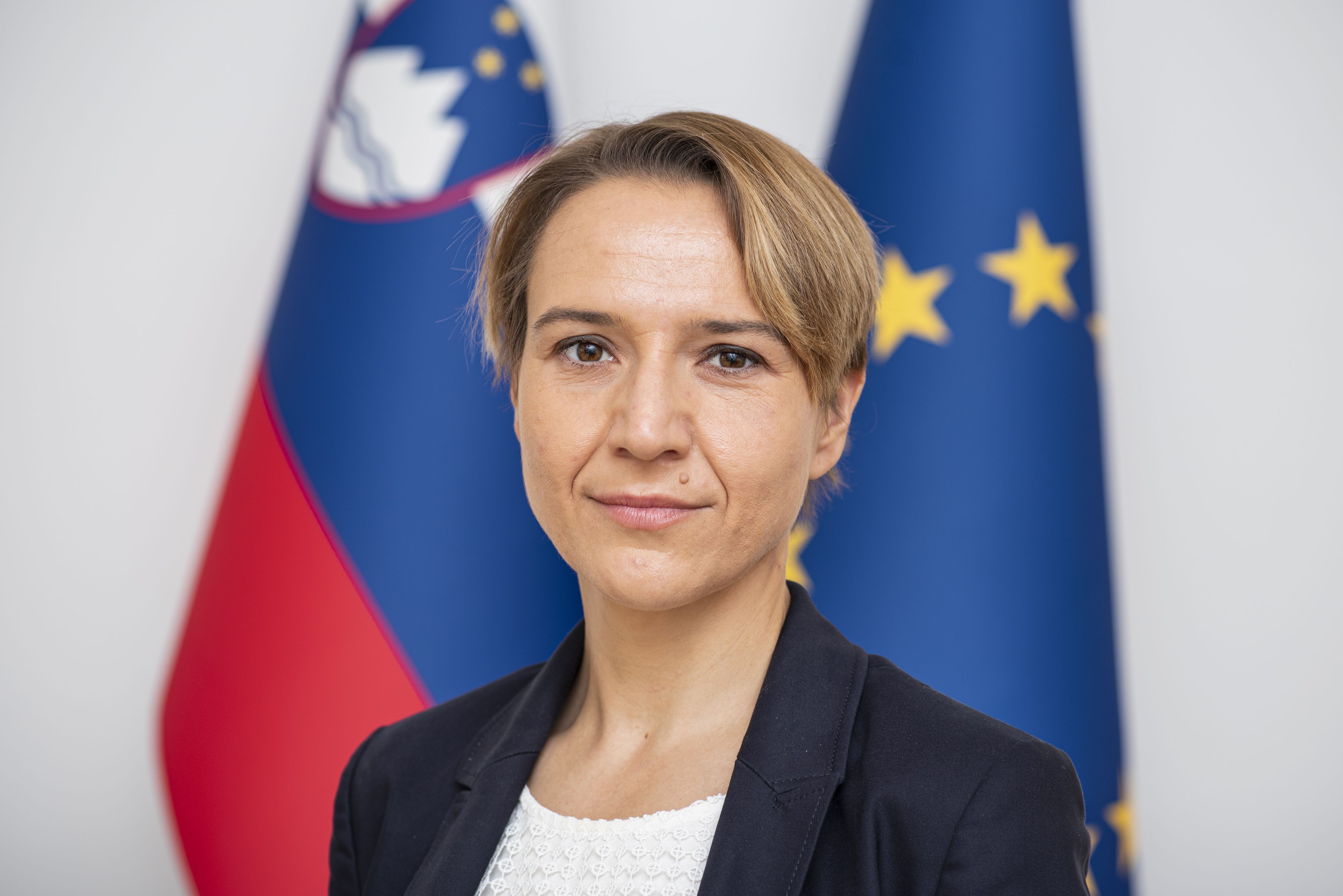 Požareport: Kaj je storila Tina Bregant, da jo je minister dal trgati ...