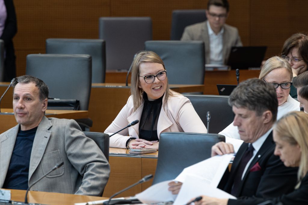 Kmetijska ministrica Čalušićeva potrjena kljub napačnemu navajanju izobrazbe. Preverili smo še ...